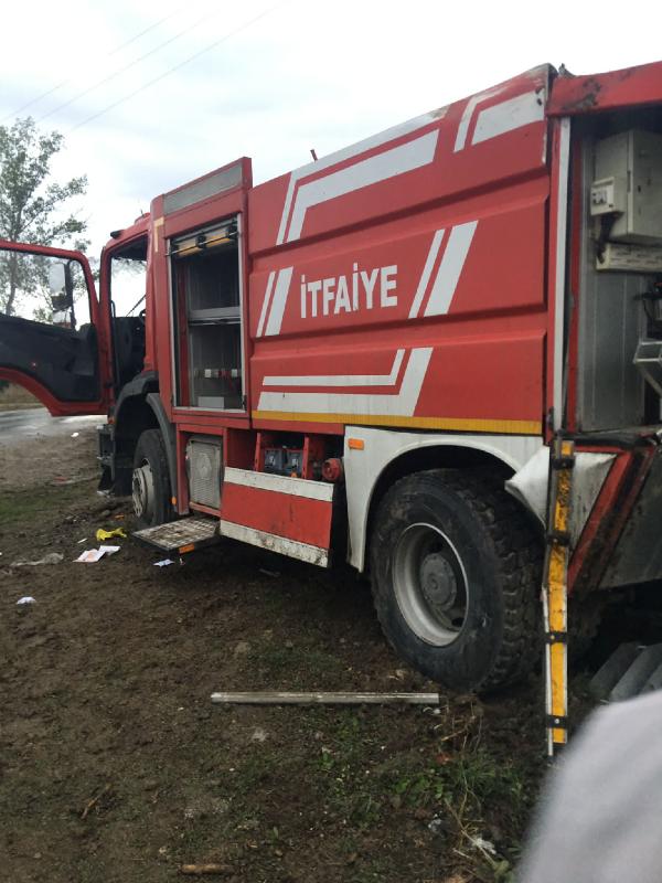 Yangına desteğe giden itfaiye aracı devrildi: 2 yaralı